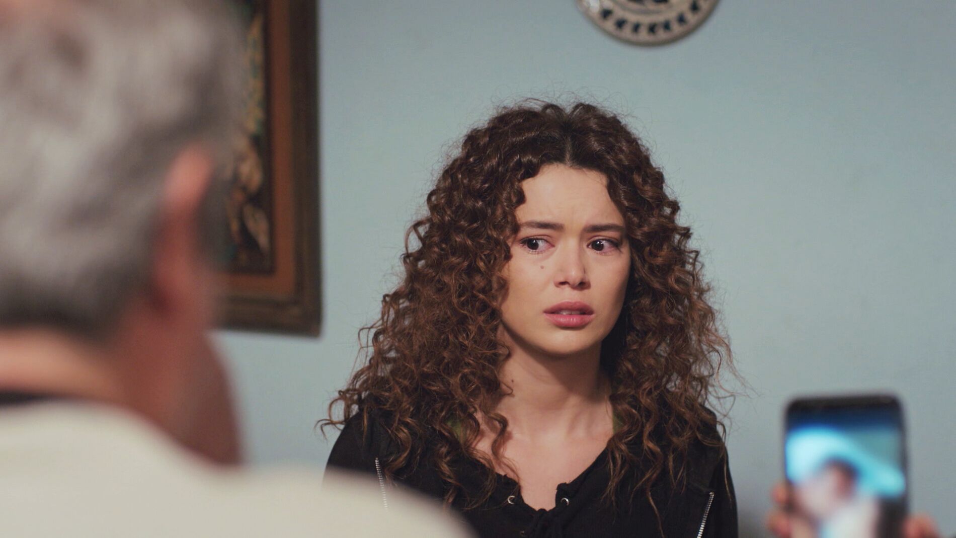 Piril se venga de Sirin mostrando a Enver y Hatice sus fotos íntimas en ...