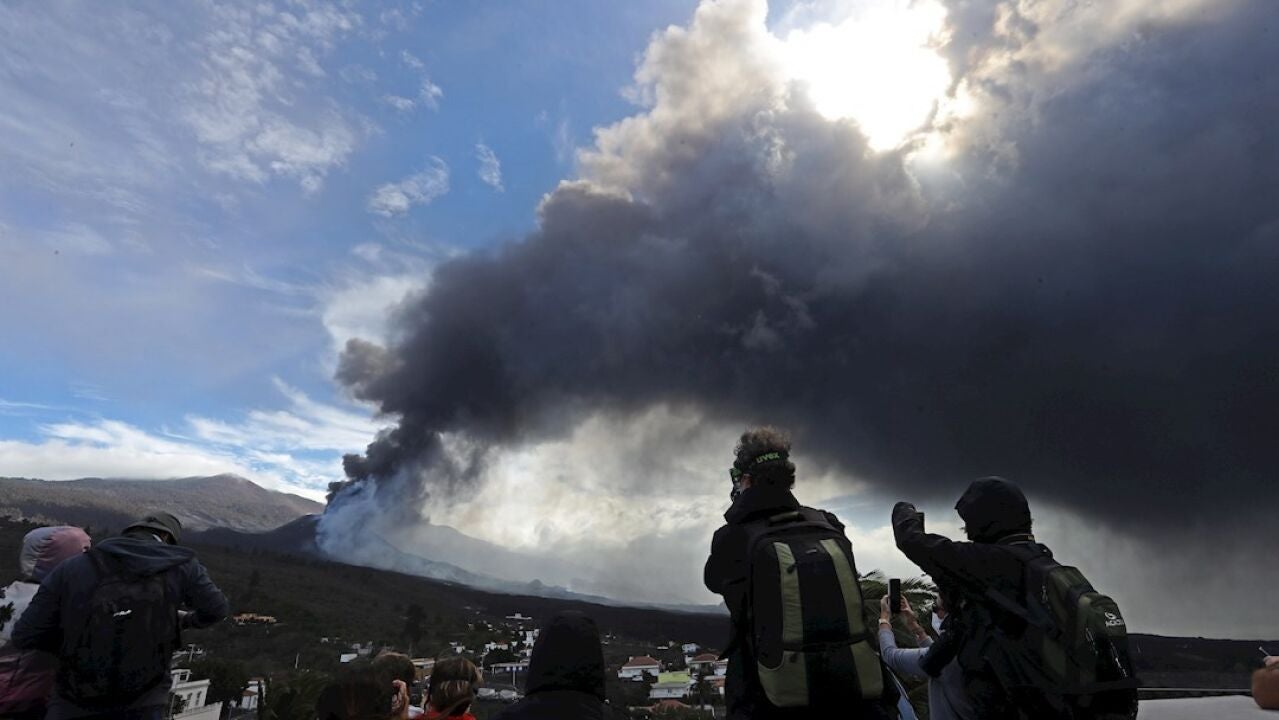 La lava del volcán de La Palma llega a la playa de los Guirres