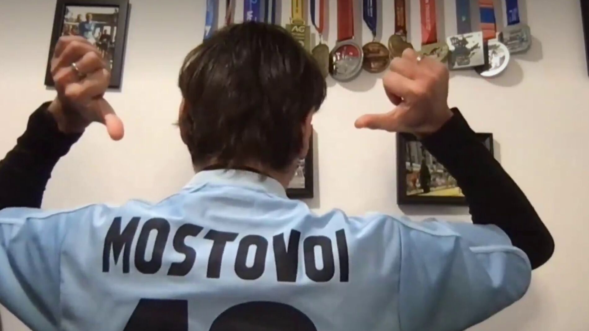 El celtista que corre sus maratones con la camiseta de Mostovoi: "El más grande, con permiso de ...