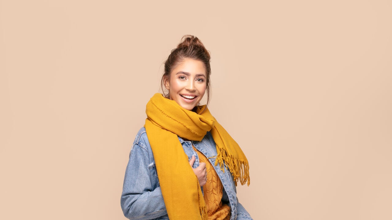 Tendencia en maxi bufandas coloridas: estilo y comodidad contra el frío