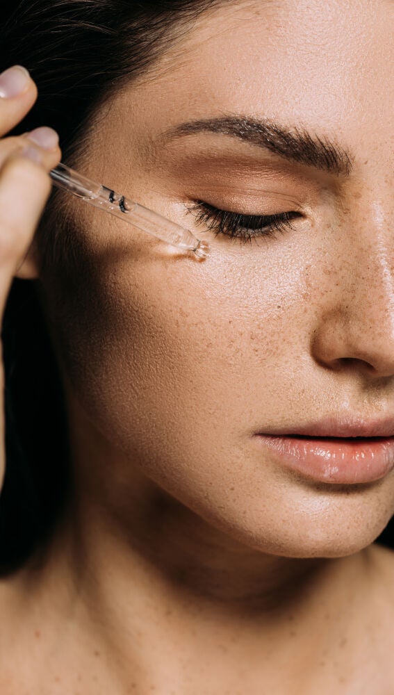 Descubre cómo sumarte a la moda de las pecas de henna