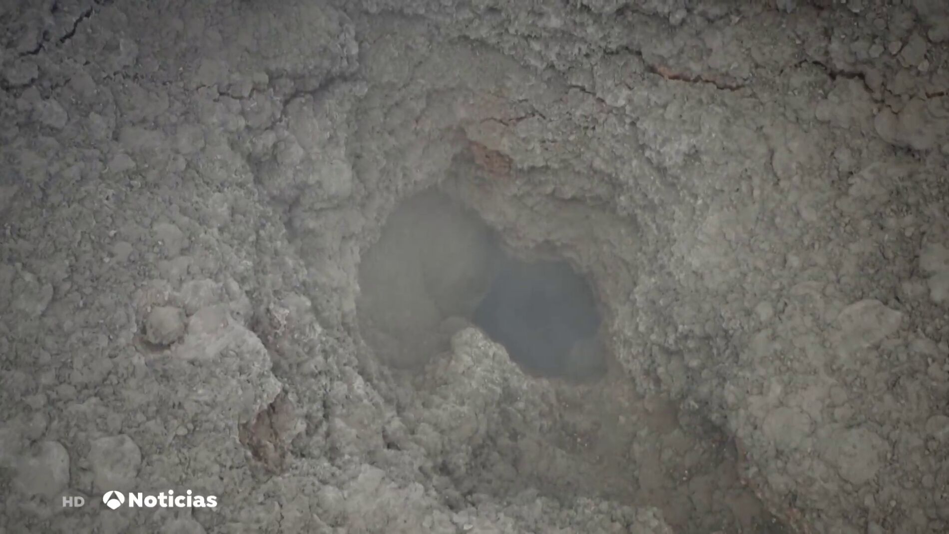 Qué es una sima volcánica, la inusual cavidad vertical descubierta en ...