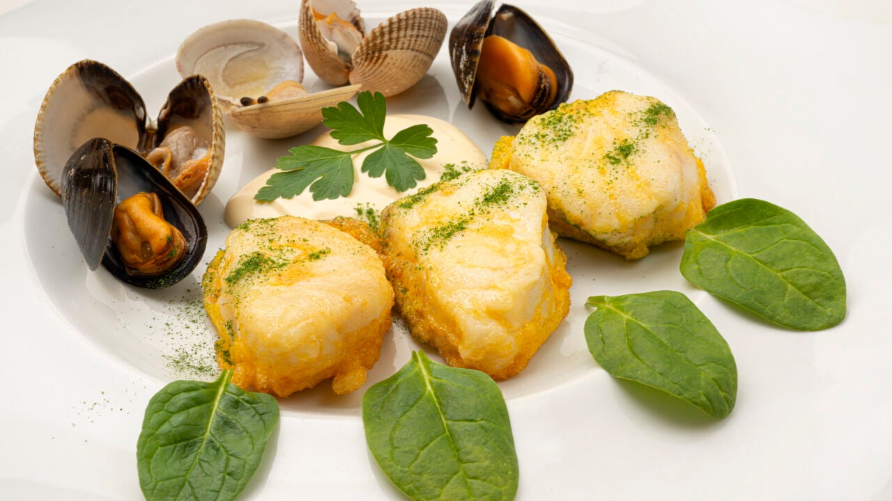Deliciosa receta de merluza rebozada con mahonesa de moluscos al cava