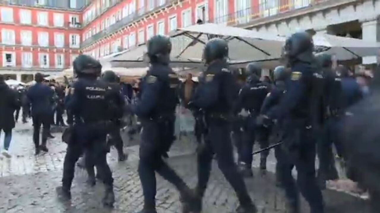 Peleas entre los 'hooligans' del Chelsea y Manchester City en la Plaza ...