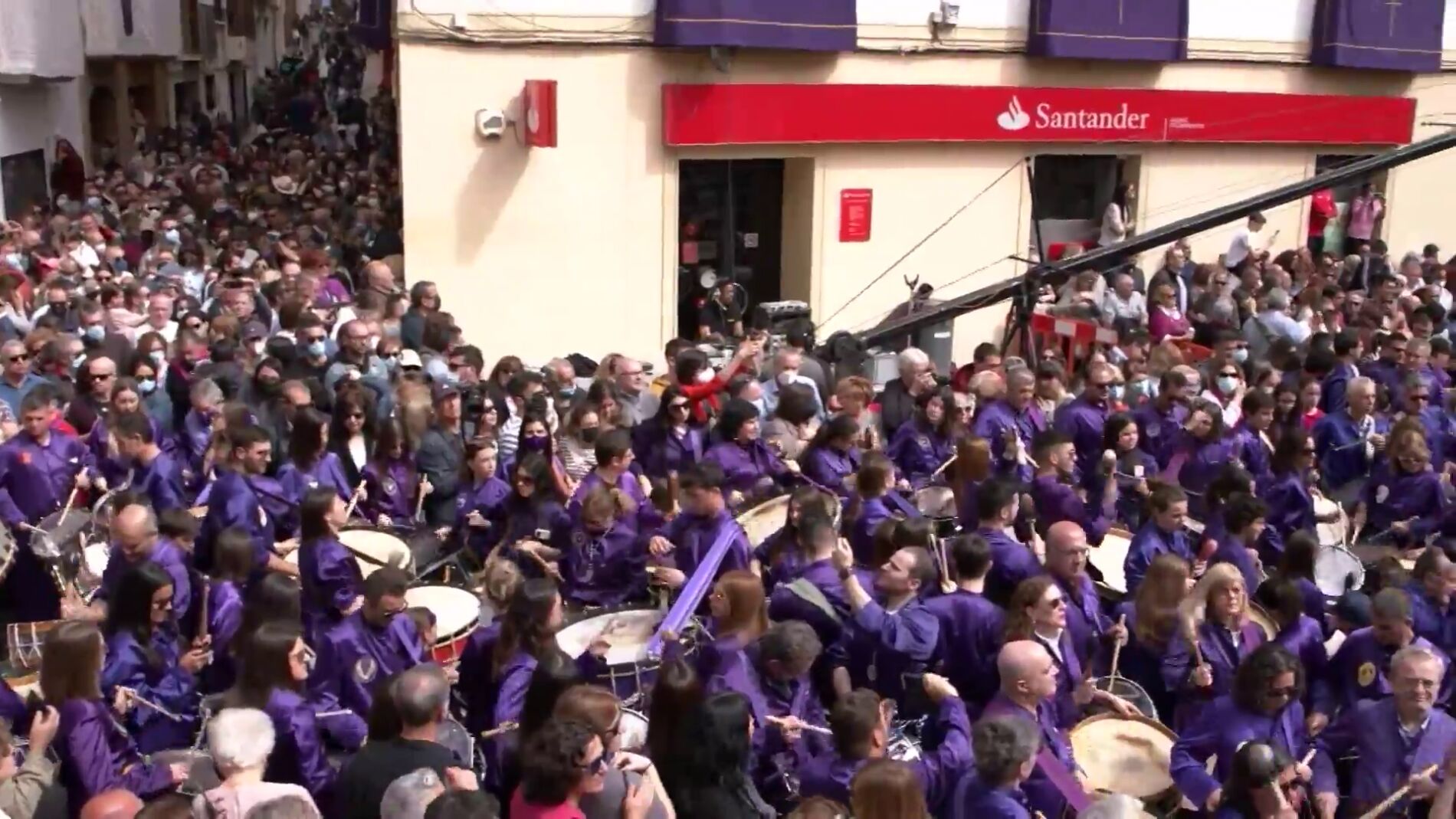 Vuelve la emotiva 'rompida de la hora' en Calanda con el estruendo de ...