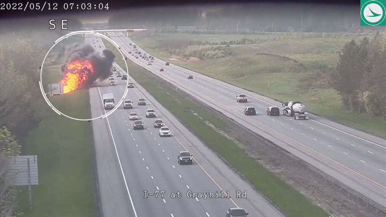 Impresionante explosión tras un accidente de tráfico en una carretera ...