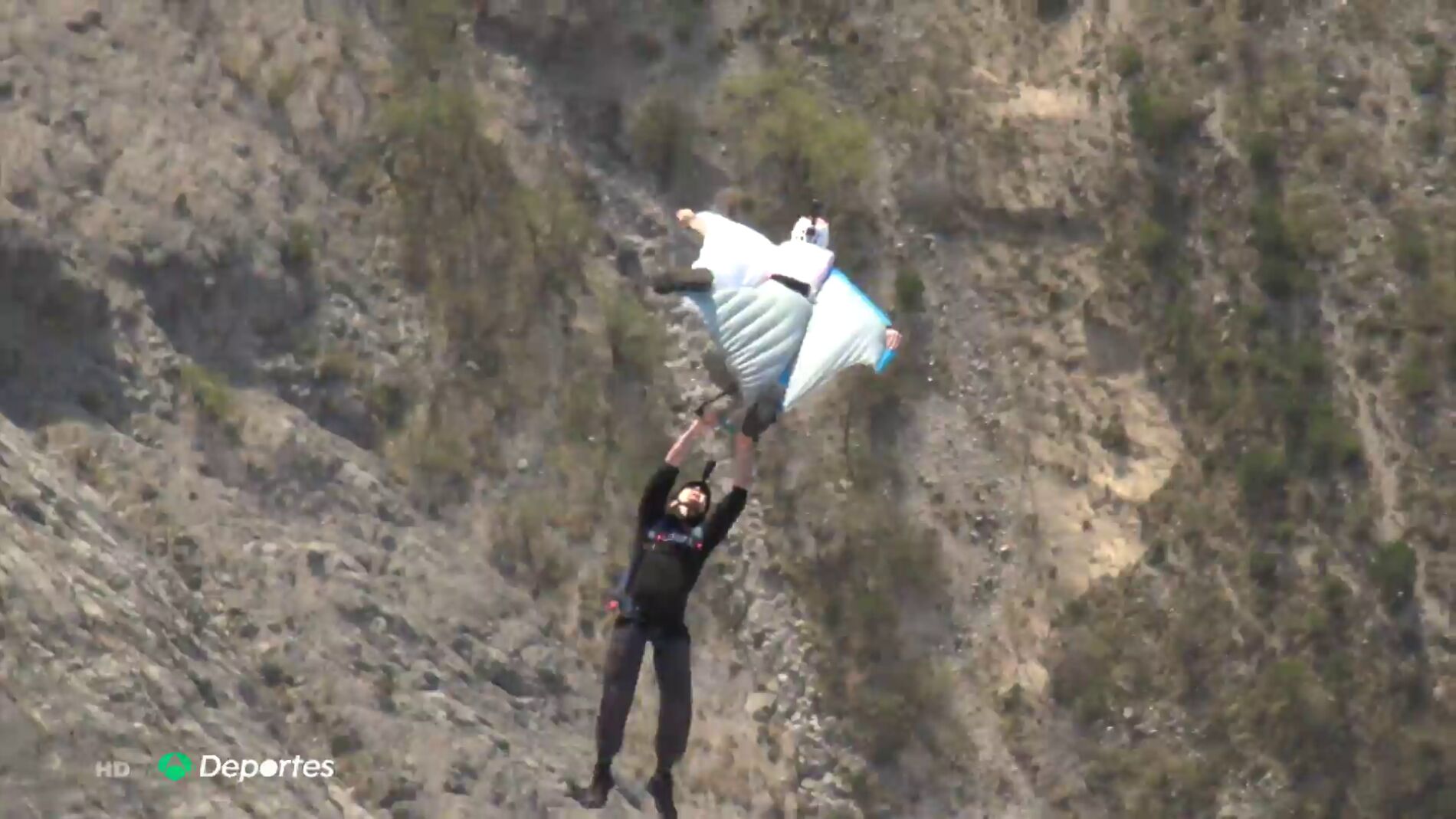 El espectacular y arriesgado salto base tándem de Mike Hitchcock y ...