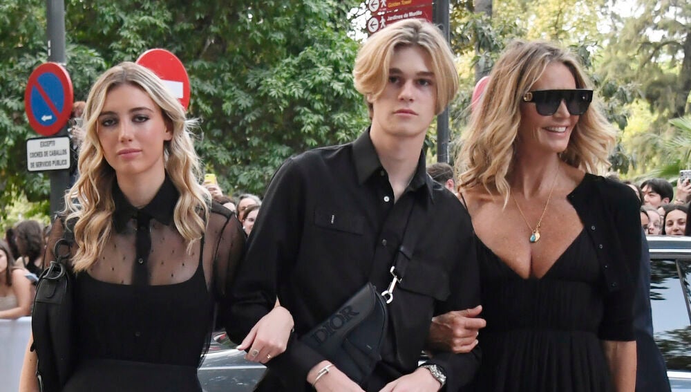 Elle MacPherson presume de hijo en el desfile de Dior de Sevilla