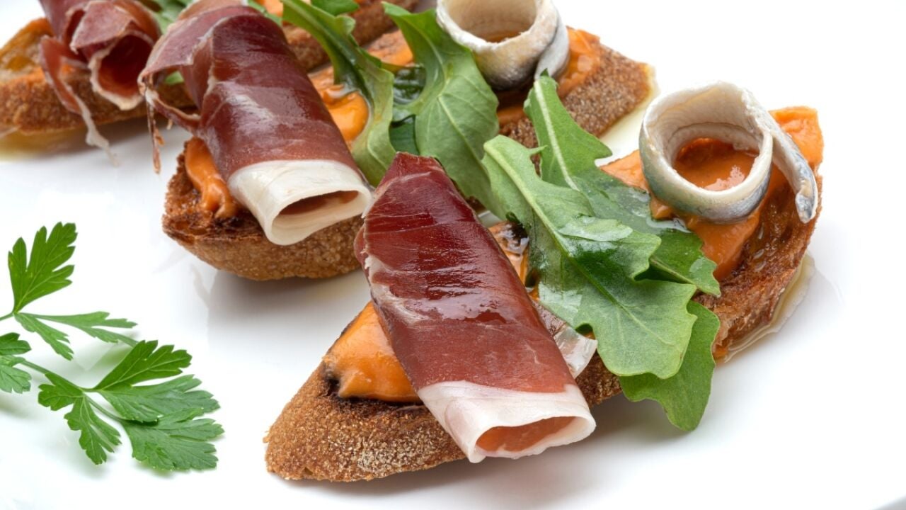 Pincho de salmorejo con boquerones y jamón, de Karlos Arguiñano