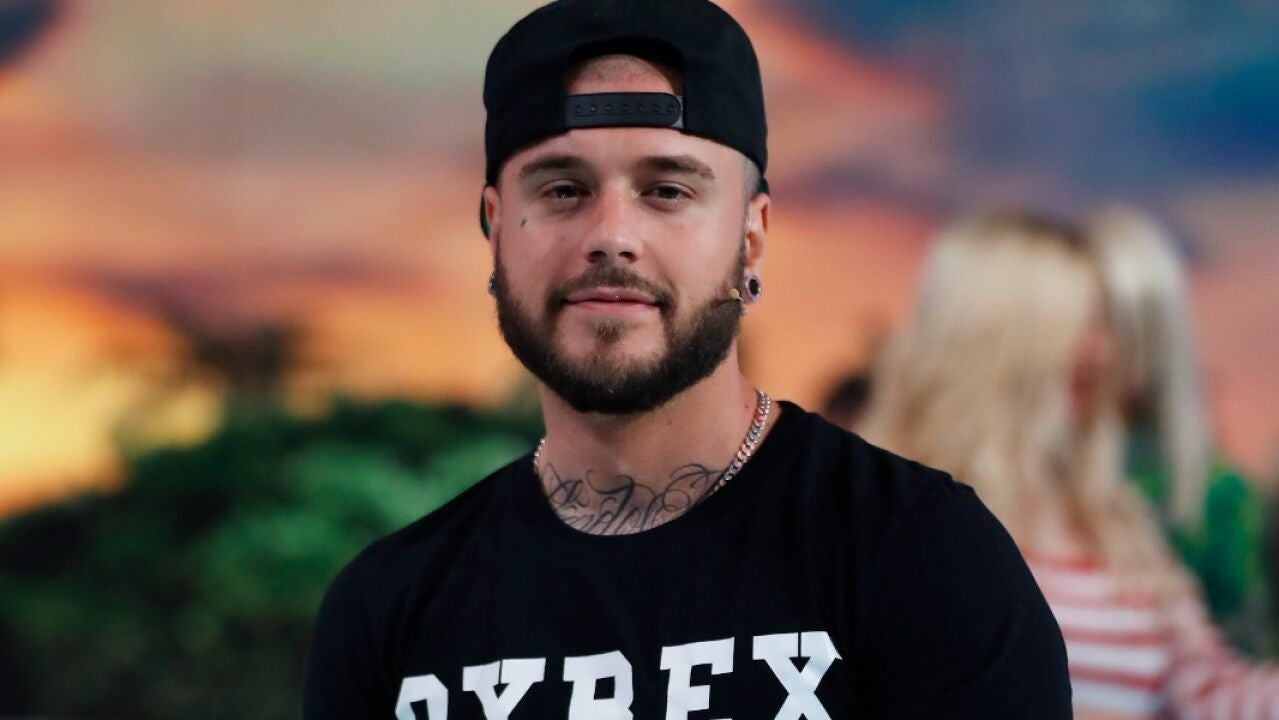 Adrián Rodríguez impulsa su carrera musical con su novia, la actriz ...