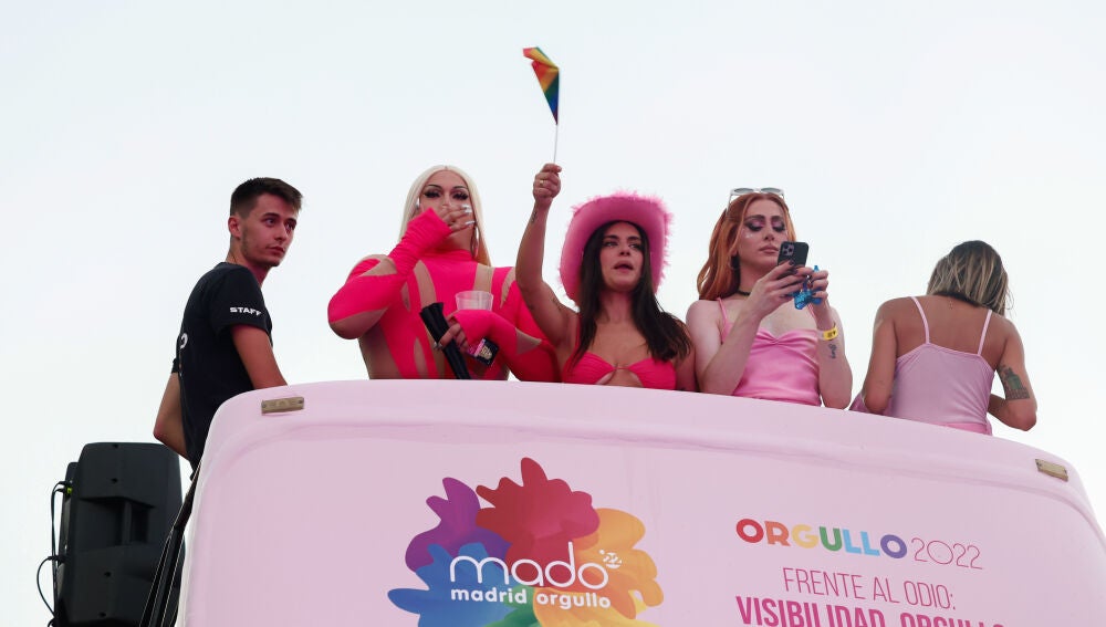 Karol G, Dulceida y Chanel revolucionan el desfile del Orgullo con sus ...