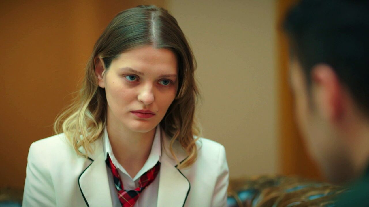 Kadir trata de consolar a Harika tras la muerte de su padre