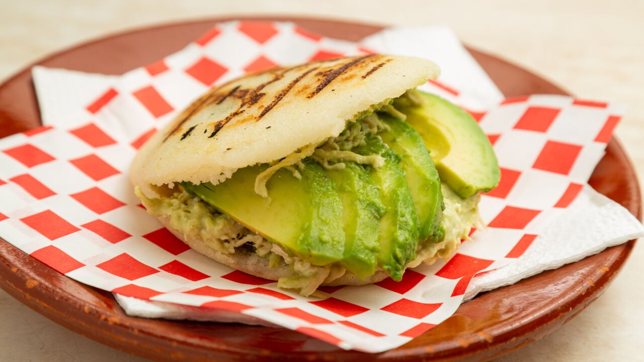 Así se preparan las arepas venezolanas de reina pepiada