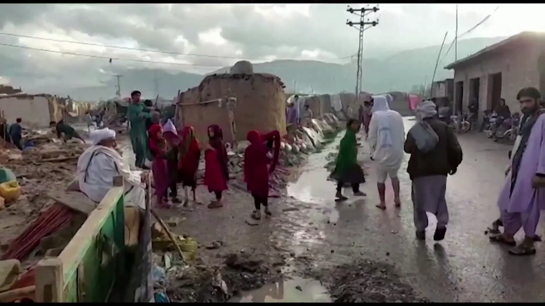 Las Inundaciones En Pakistán Dejan Casi 1 000 Muertos Y Más De 30