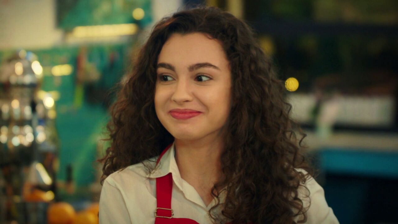 Doruk le demuestra a Asiye lo que siente por ella con un bonito gesto