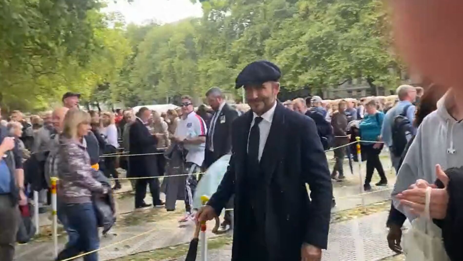 David Beckham hace 12 horas de cola y llora ante el féretro de la reina ...