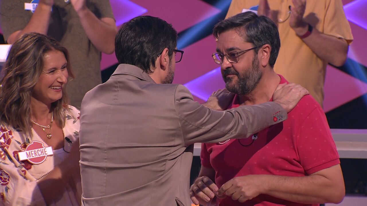 Juanra Bonet consuela con un tierno abrazo a un concursante que no ...
