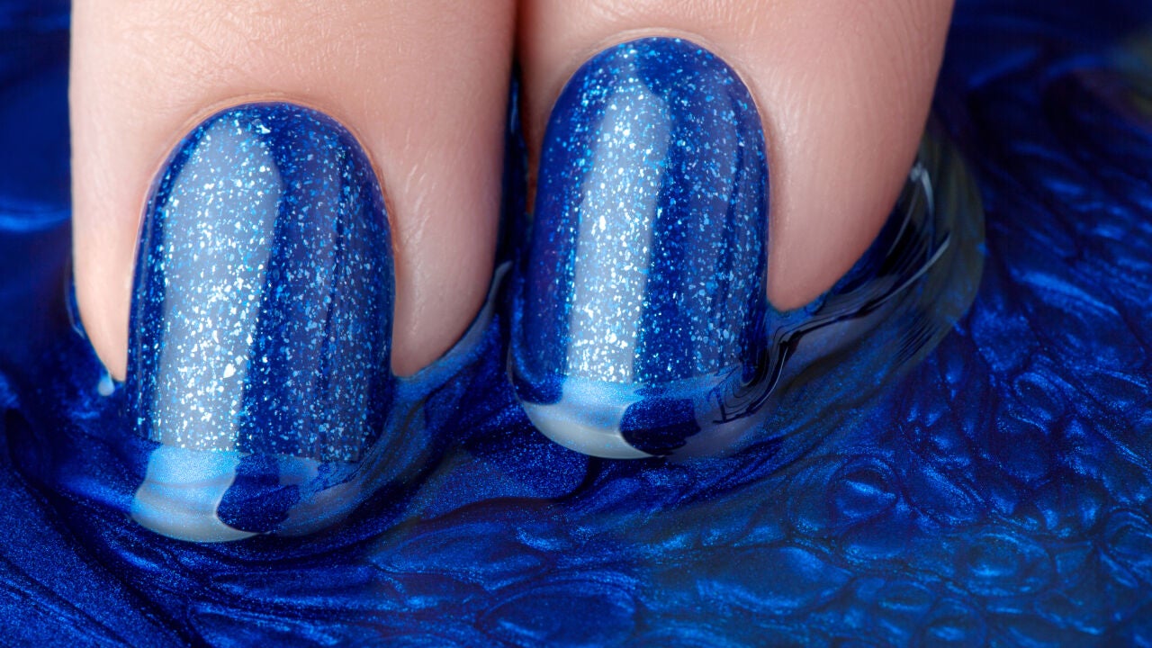Uñas azul peltre: el color de moda para los meses fríos
