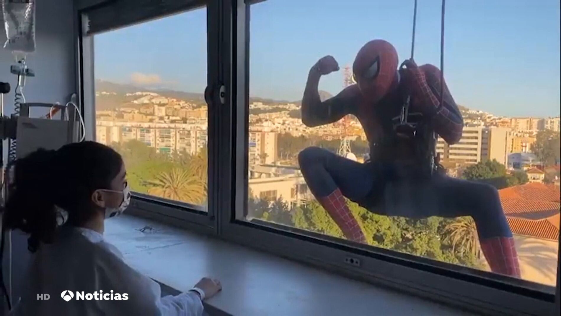 Eduardo, el policía que se viste de Spiderman y acude al rescate de la ...