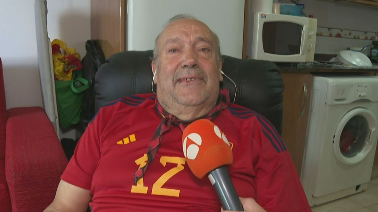 Manolo 'el del bombo' llora tras perderse el debut de España en Qatar ...