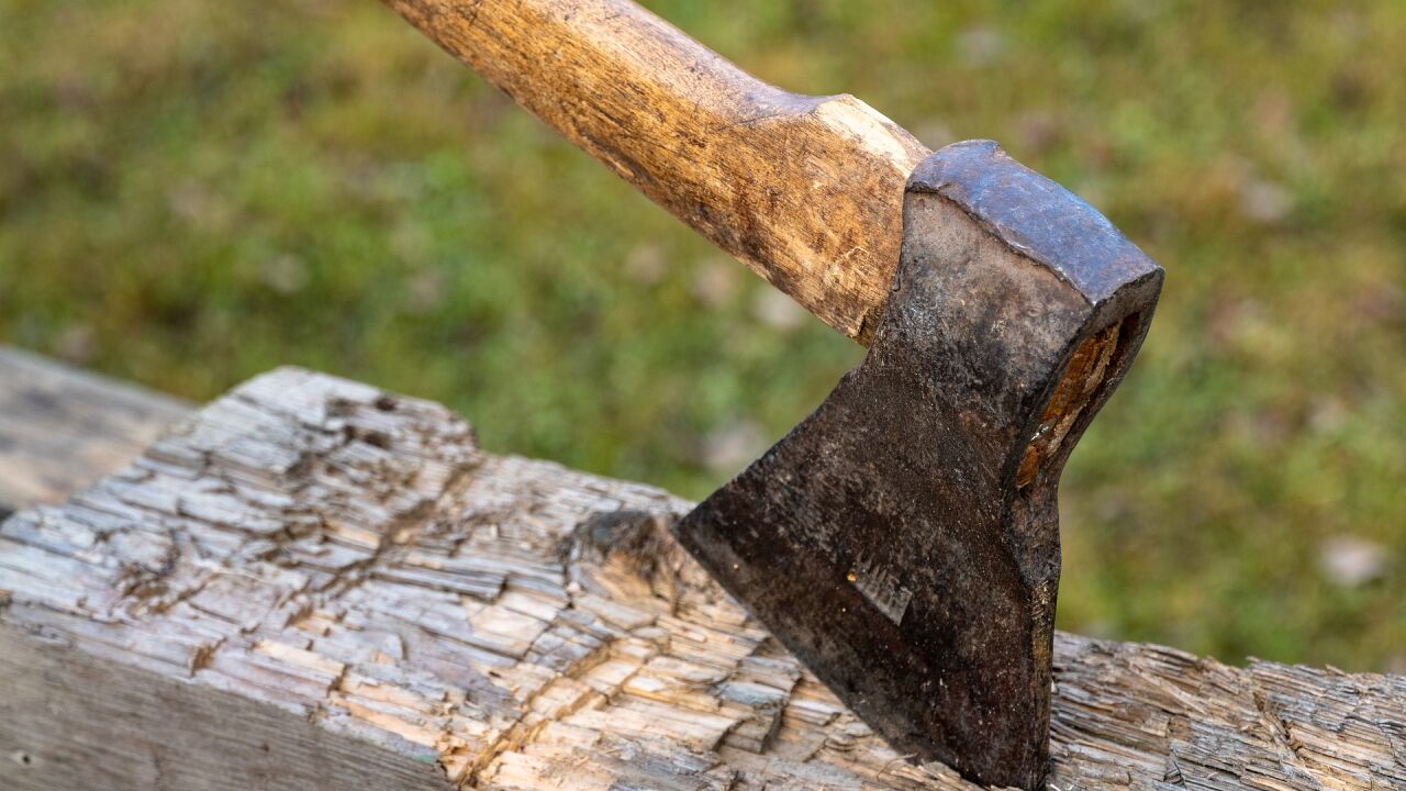 Un joven persigue por la calle con un hacha a un vigilante de seguridad ...