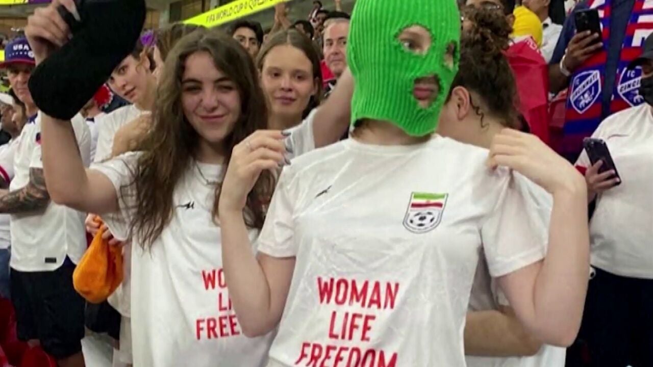 Los aficionados de Irán en el Mundial de Qatar celebran la derrota y ...