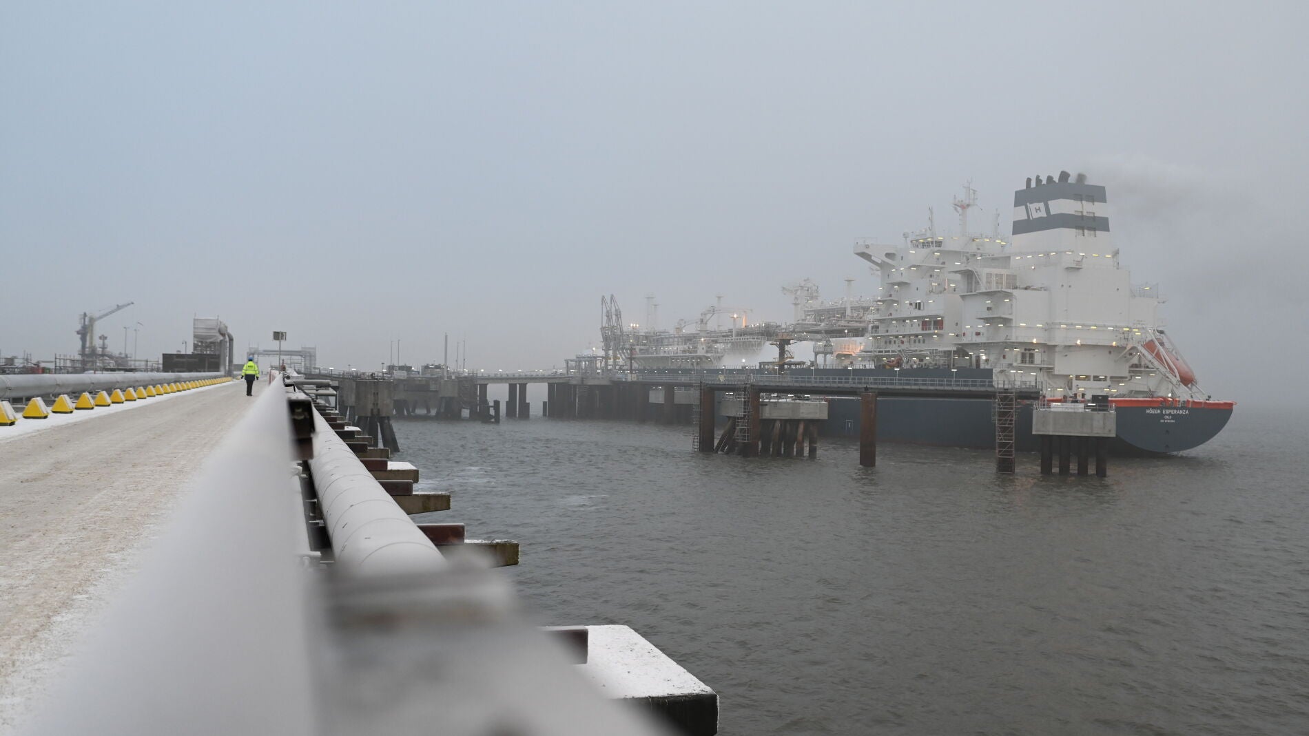 Alemania inaugura la primera terminal flotante de gas natural licuado