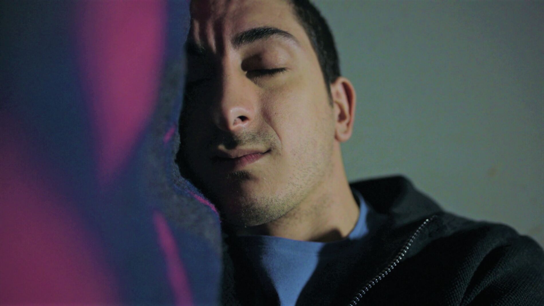 Engin recibe un regalo envenenado y cae desplomado: ¿Será un truco para ...