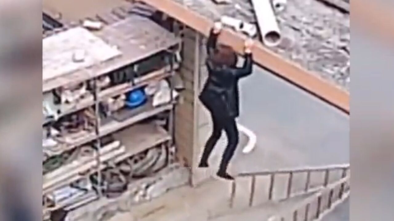 Una mujer queda colgada en el aire y la reacción de su hijo se vuelve ...