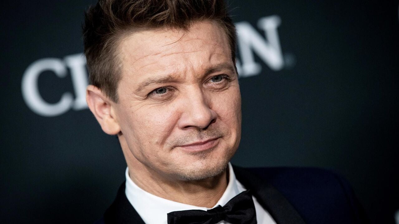Jeremy Renner comparte la primera foto desde su casa haciendo ...