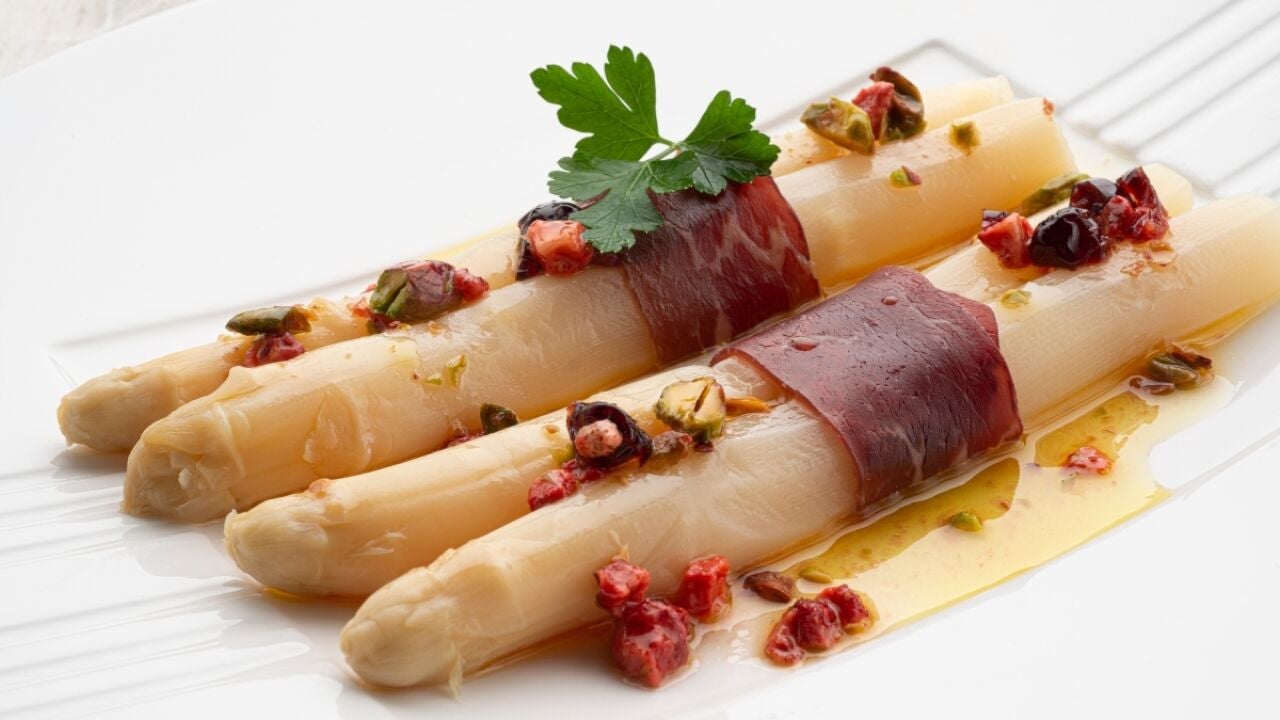 Receta hiper fácil de Arguiñano: espárragos con cecina y vinagreta