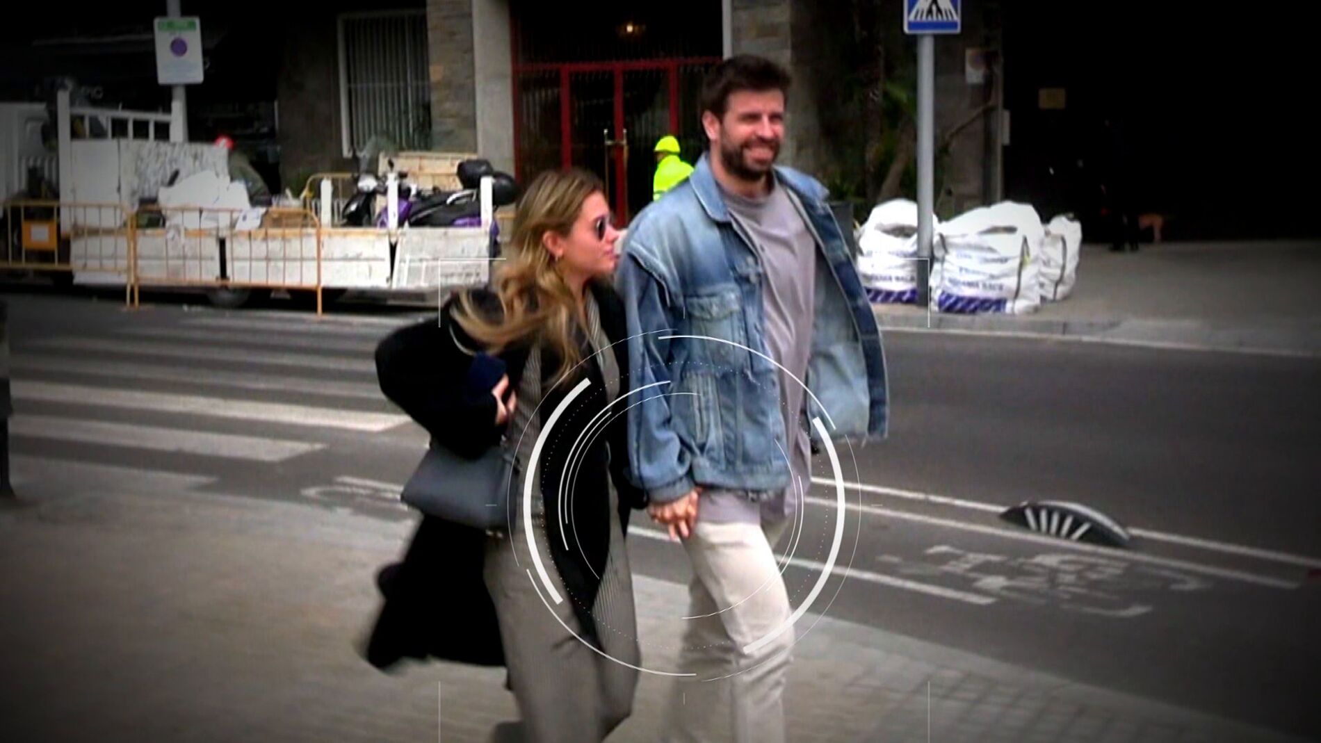 ¡Ya no se esconden! Gerard Piqué y Clara Chía se comen a besos en público