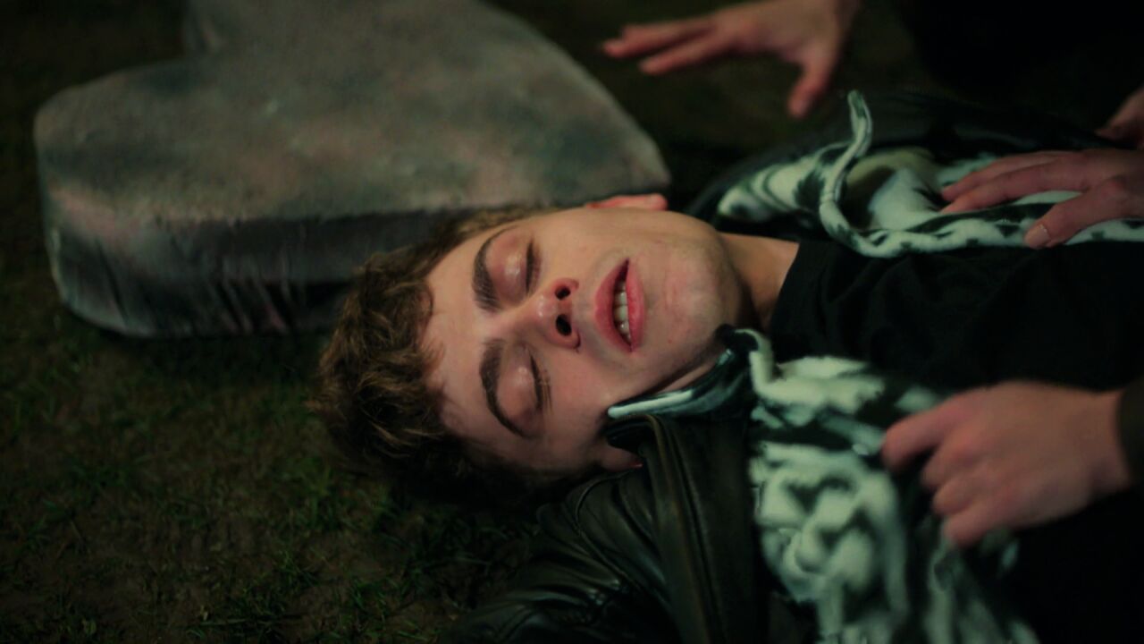 Emir provoca a los primos Eren y Oğulcan lo empuja durante el forcejeo ...