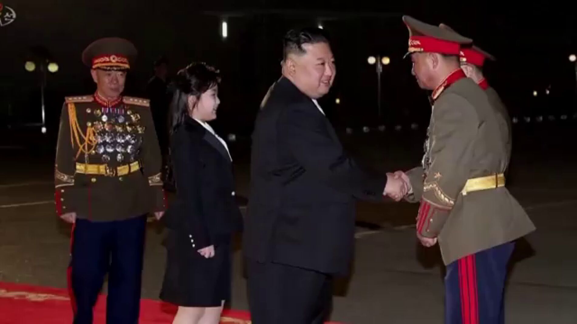 La hija de Kim Jong-un reaparece junto a su padre durante una cena por ...