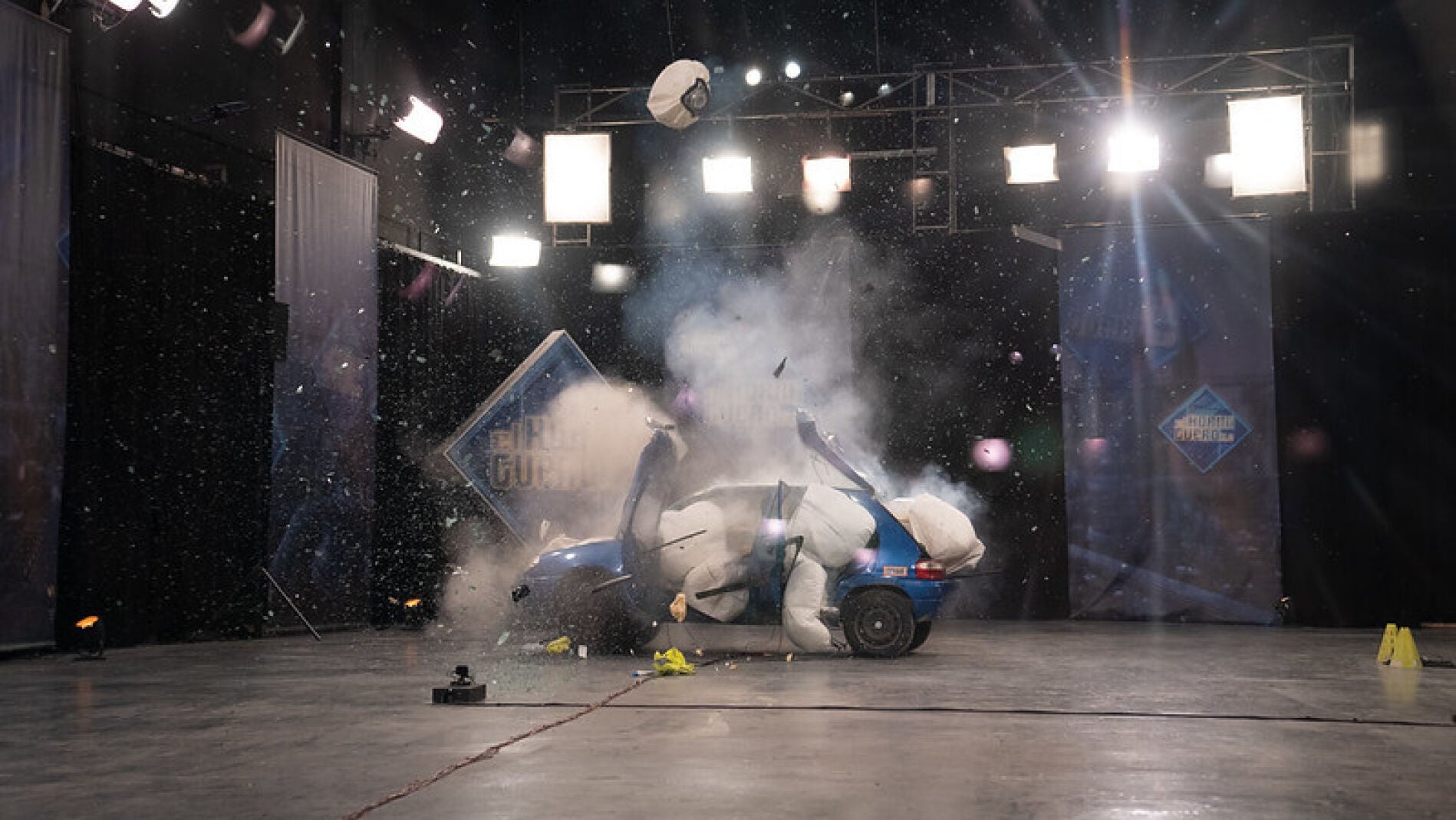 ¡Lo nunca visto! Marron crea una explosión inminente con un coche lleno ...