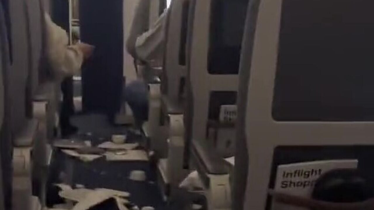 Vídeo: Los 20 segundos de horror en los que un avión cae en picado tras ...
