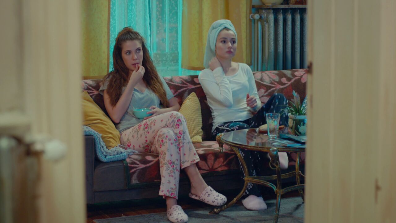 Yildiz y Zeynep, enganchadas a una ficción turca de Antena 3 que tú ...