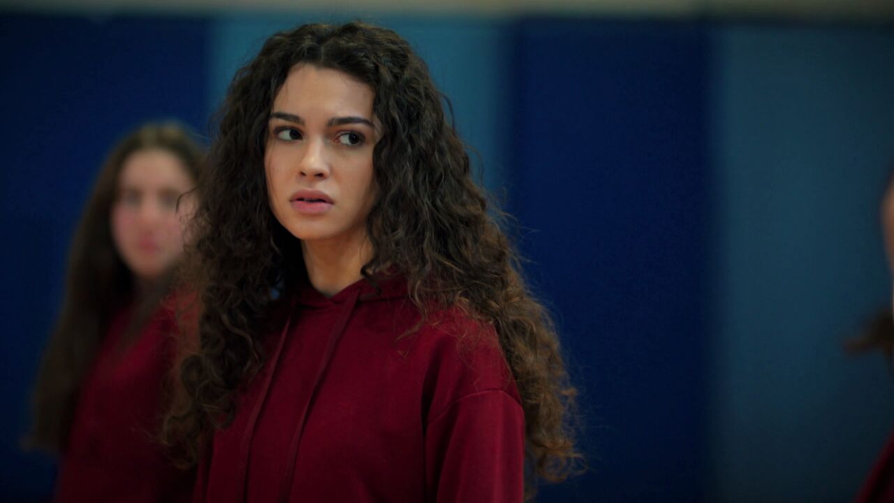 Las nuevas alumnas del colegio Ataman se enfrentan a Asiye y Aybike ...