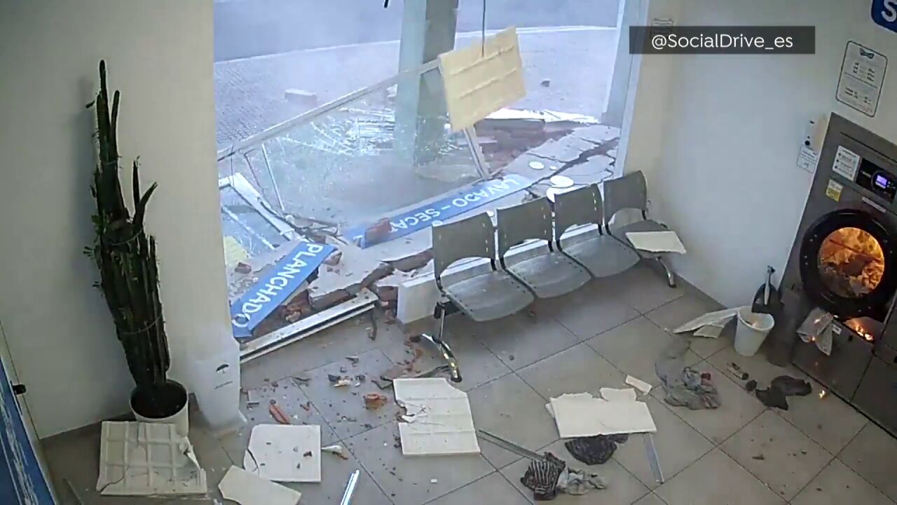 Vídeo: Una lavadora explota en una lavandería de Mesoiro, A Coruña