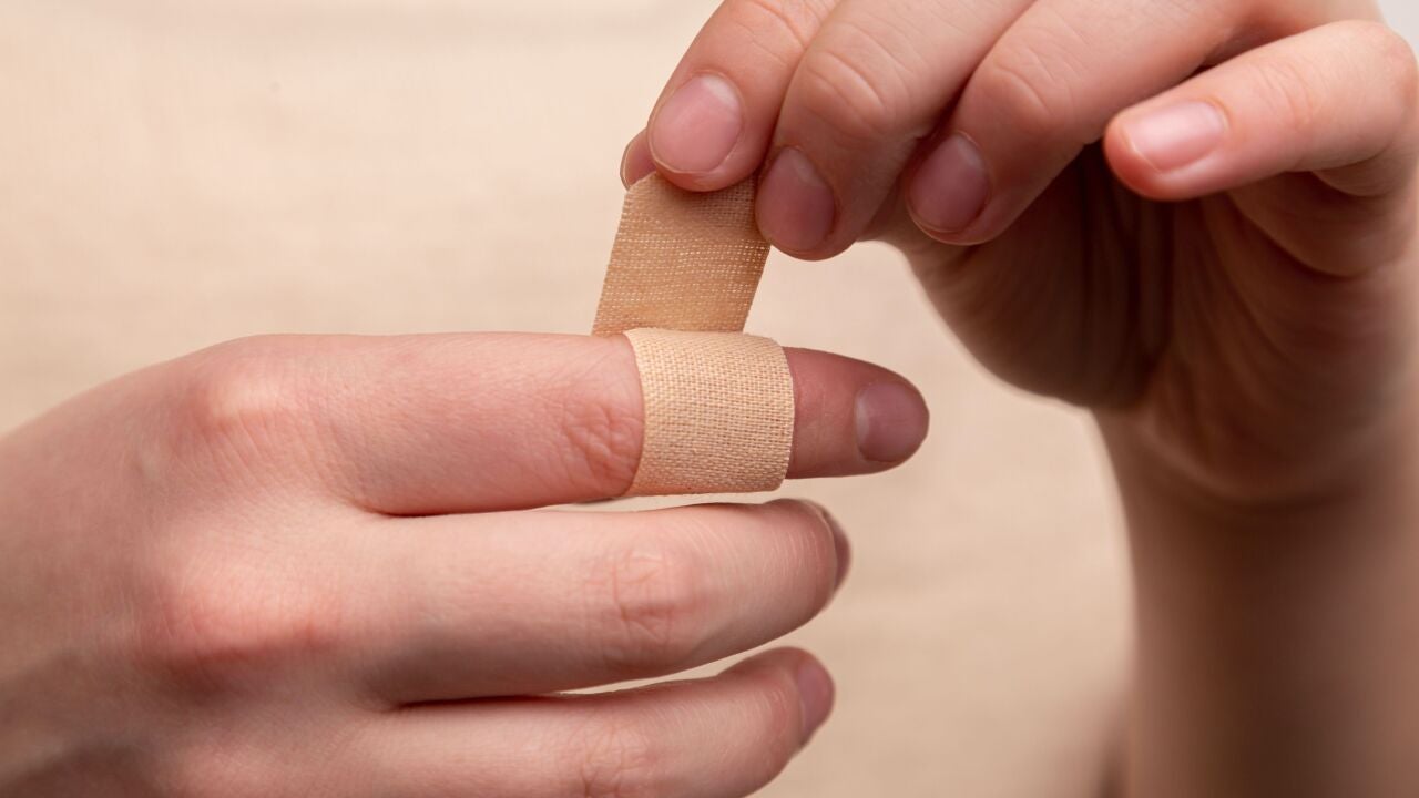 ¿Te has hecho un corte en el dedo? Así debes colocar la tirita