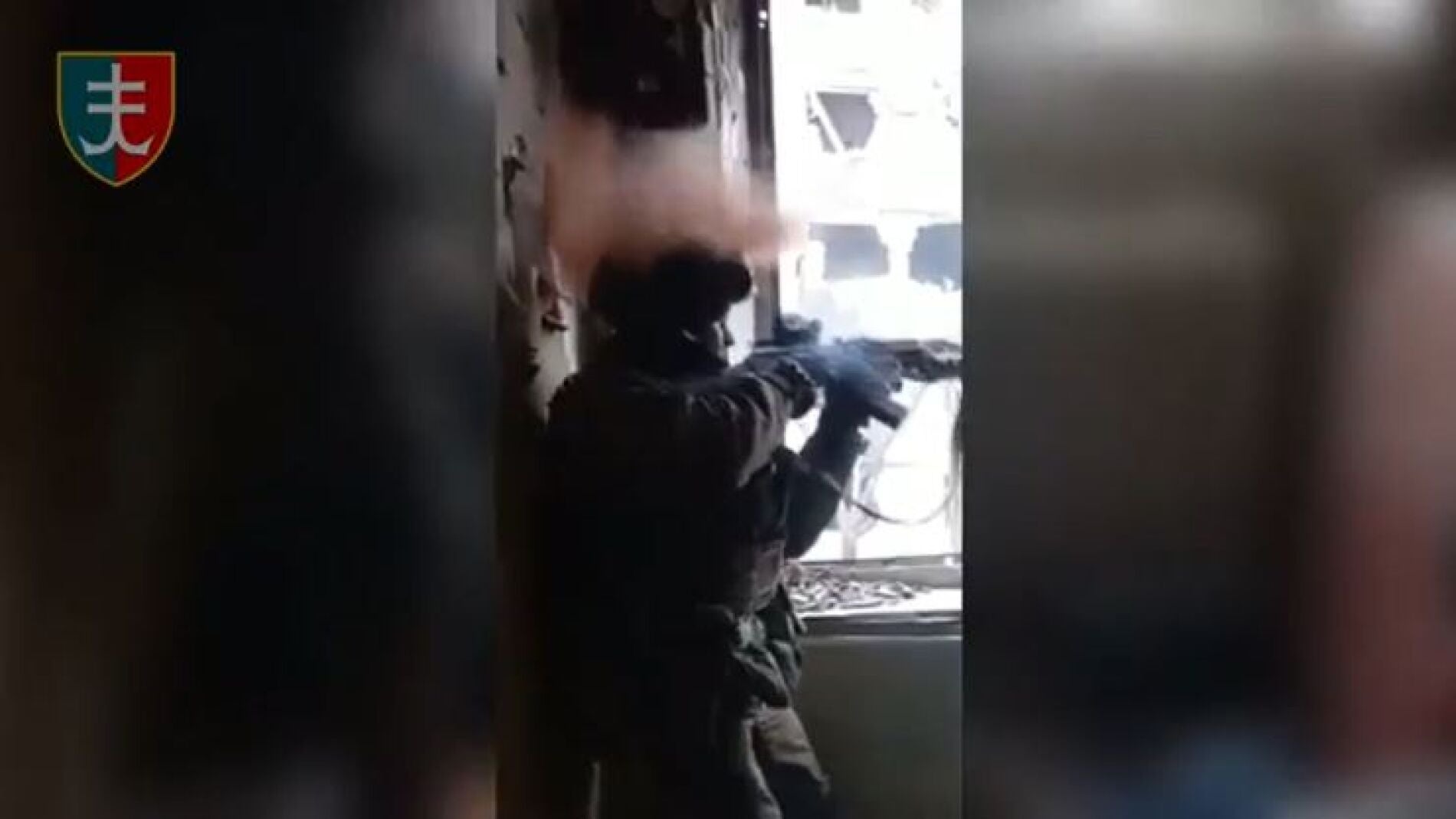 Video: Logra esquivar una bala que pasa a escasos centímetros de su cabeza