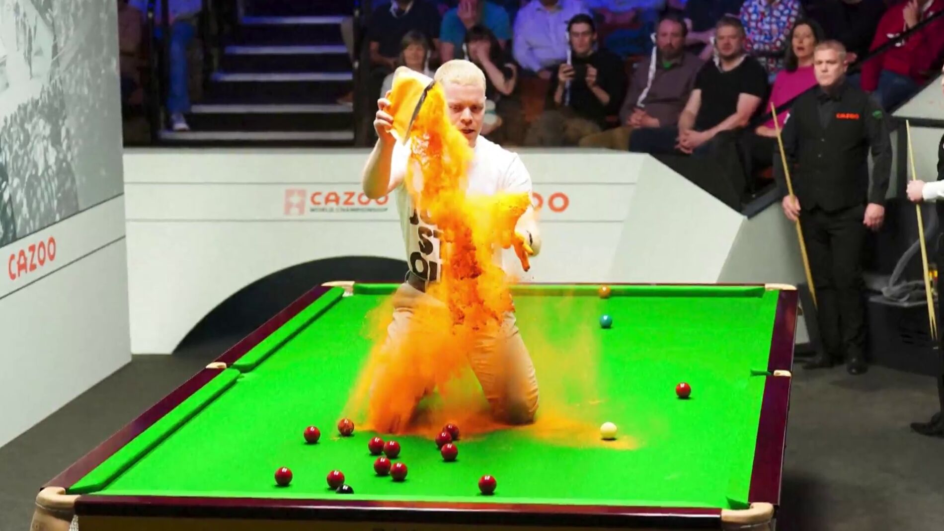 Activistas climáticos interrumpen el Mundial de snooker en Inglaterra