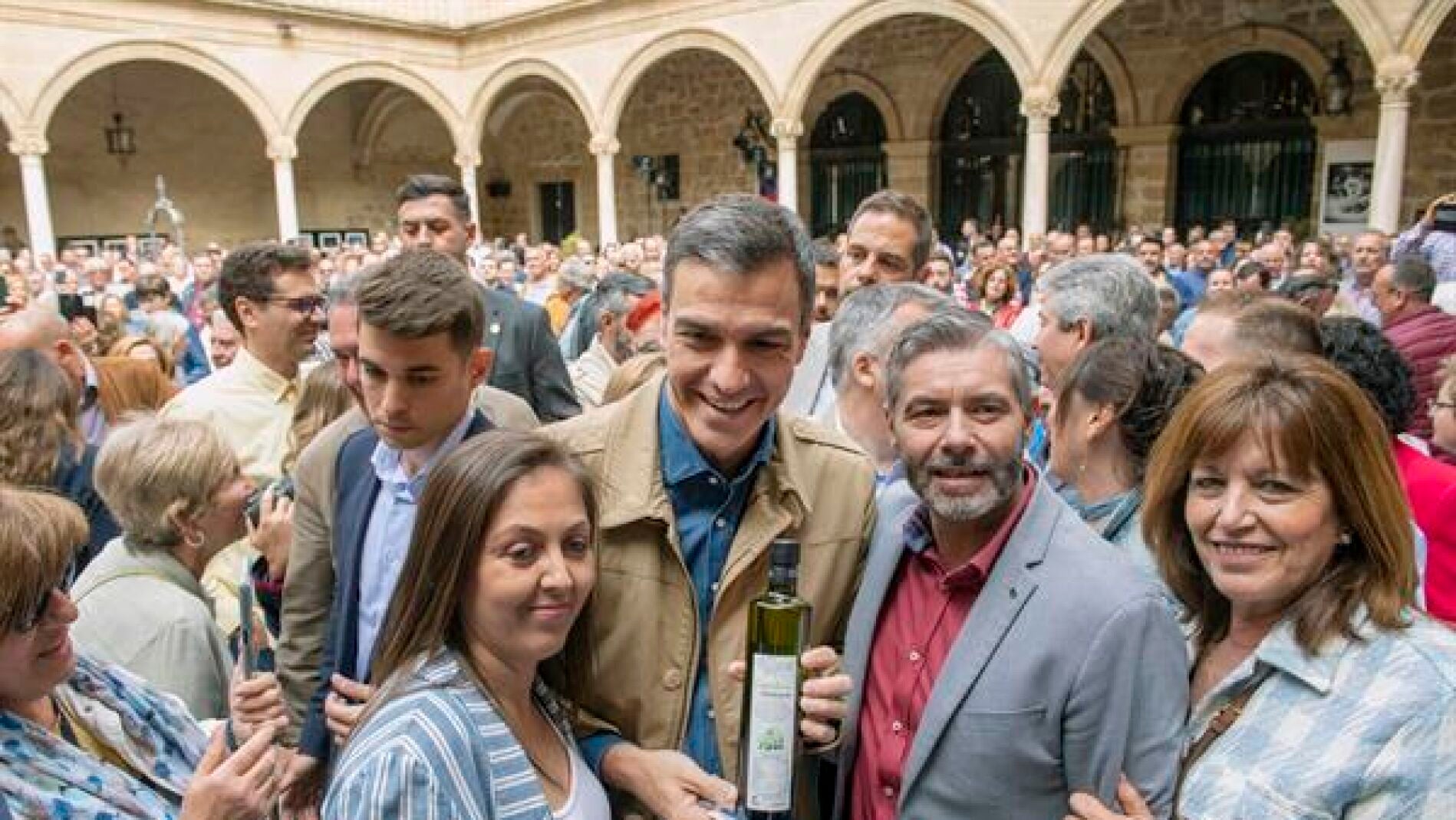 Pedro Sánchez promete en Úbeda médico y colegio a un máximo de 30 ...