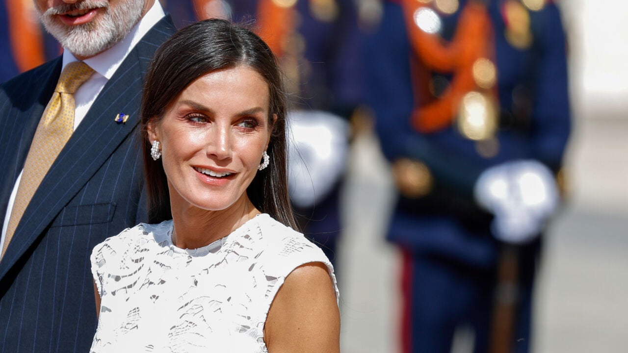 La reina Letizia deslumbra al rescatar su vestido de encaje ...