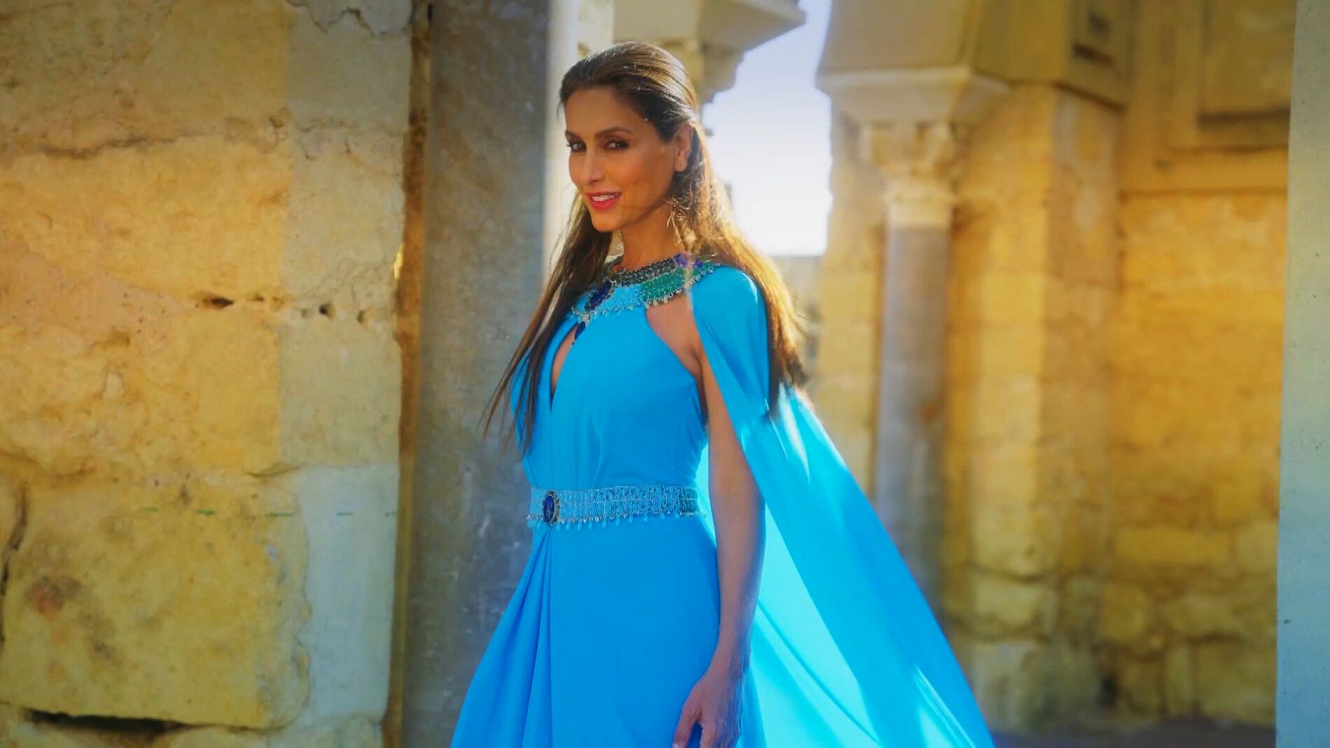 Michelle Salas, hija de Luis Miguel, le entregó a Paloma Cuevas su ramo ...