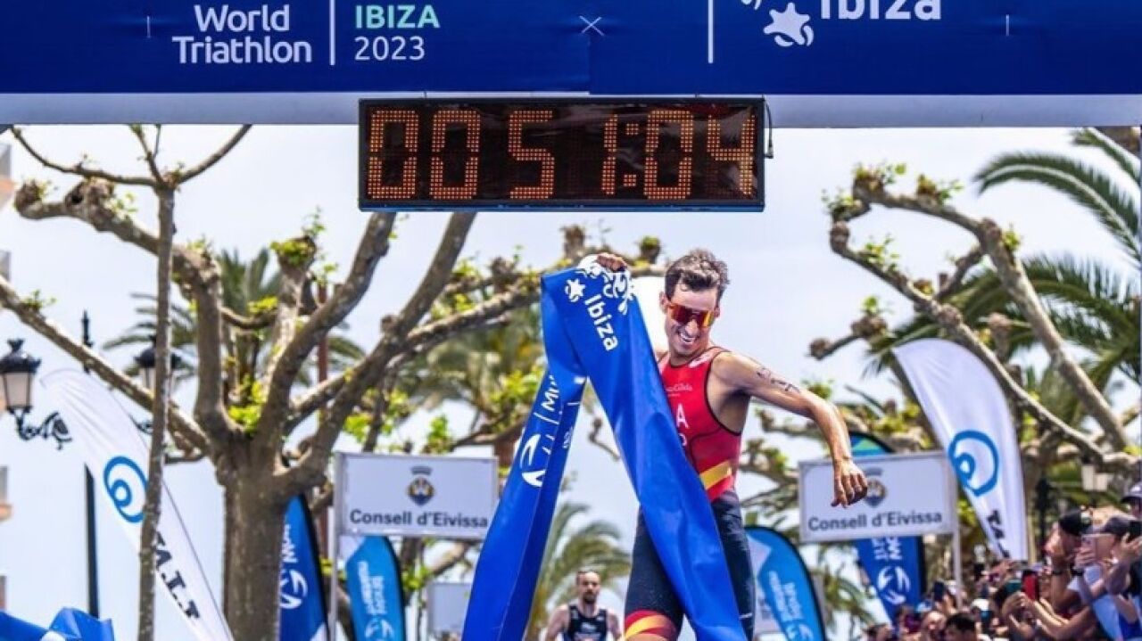 Mario Mola prueba en el duatlón y alcanza el título mundial en Ibiza
