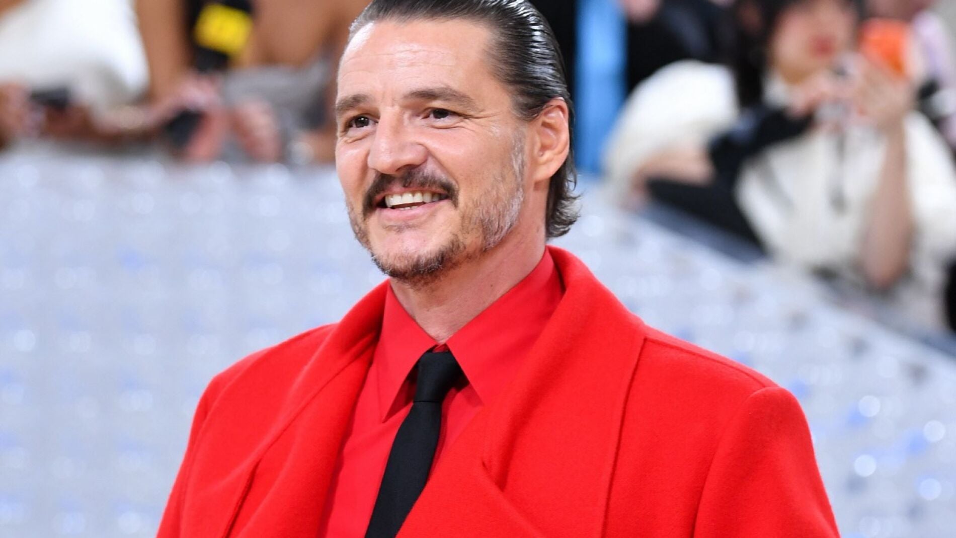 Pedro Pascal revela la razón por la que siempre posa con la mano en el pecho