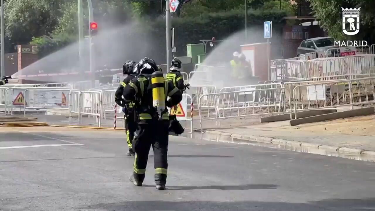 Los bomberos tratan de controlar un escape de gas en una calle de Usera ...
