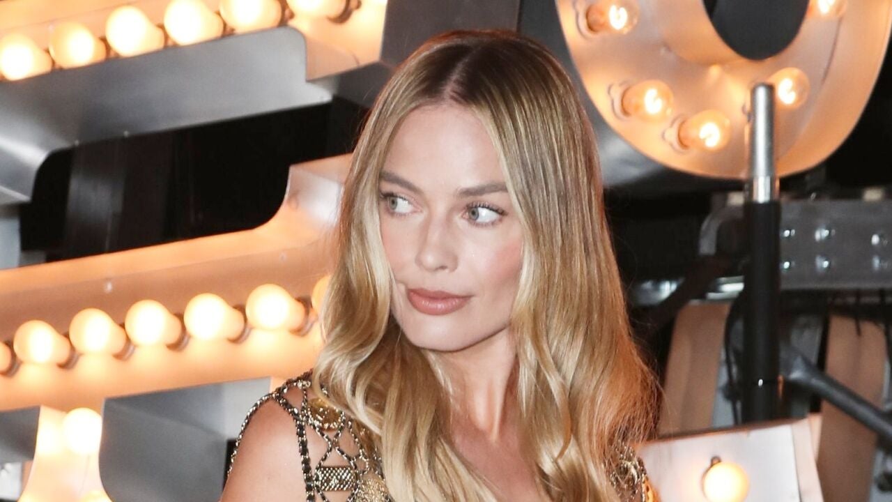 El look más arriesgado de Margot Robbie en sujetador para un evento de ...