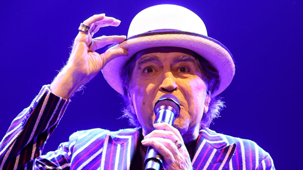 Joaquín Sabina celebra "el milagro de estar vivo sobre el mismo ...